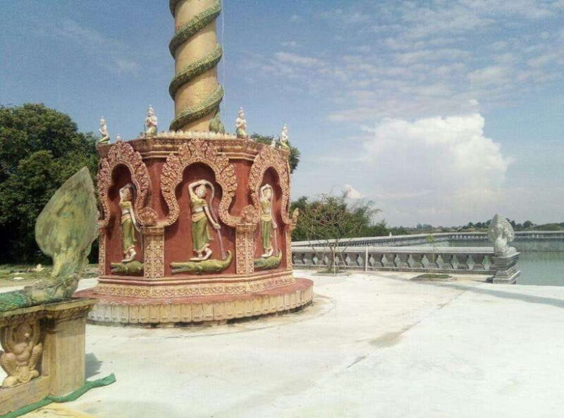 Phnom Penh: Udong Hill, Long Vek, and Phnom Reap Day Tour - Climbing Udong Hill: A Symbol of Khmer Resilience