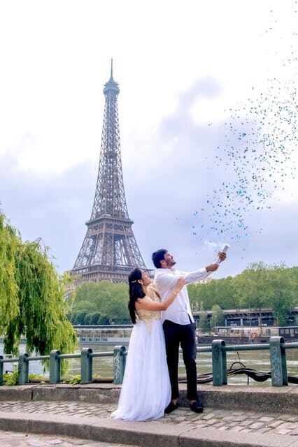 Photo session for couples with flowers around Eiffel tower - The Fine Details: Price, Duration, and Value