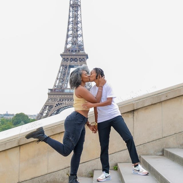 Photo session for couples with flowers around Eiffel tower - How This Experience Compares and Why It’s Worth Considering