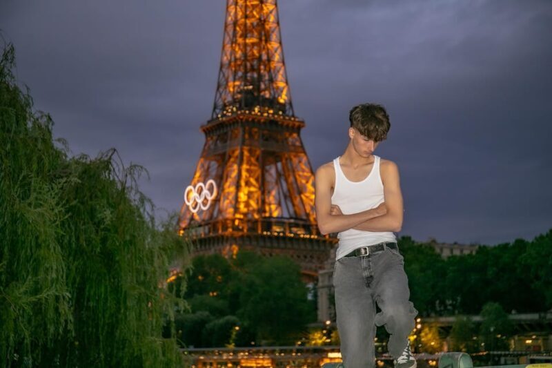 Photo session for couples with flowers around Eiffel tower - Who Should Book This Tour?