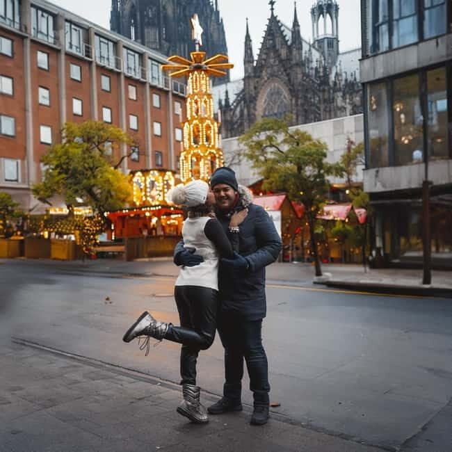 Photo shoot at the Cologne Christmas market with a local photographer - Who Will Love This Experience?