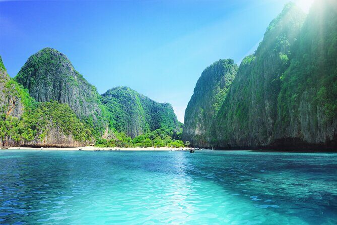 Phuket: Phi Phi and Bamboo Islands Day Trip with Buffet Lunch - Lunch at Phi Phi Don — A Thai Feast