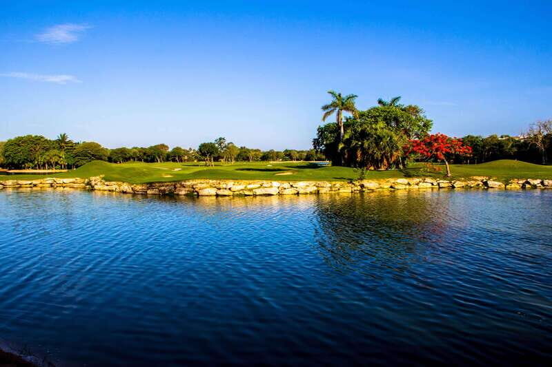 Play Hard Rock Golf Course W/Clubs - Introduction to the Experience