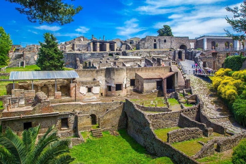 Pompeii : 2h small group tour with an archeologist - Key Points