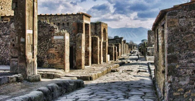Pompeii: Day Tour of Pompeii and Vesuvius with Bus Transfer - Authentic Traveler Experiences