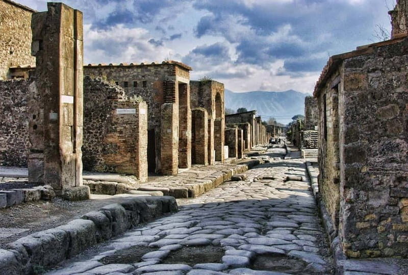 Pompeii: Entry Ticket with Book - Key Points