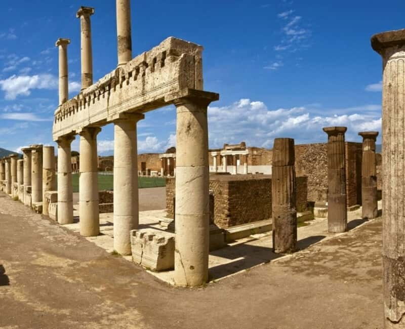 Pompeii Naples: private tour from Rome with visit to the excavations and lunch in Naples - Discovering Pompeii: A Walk Through Ancient Life