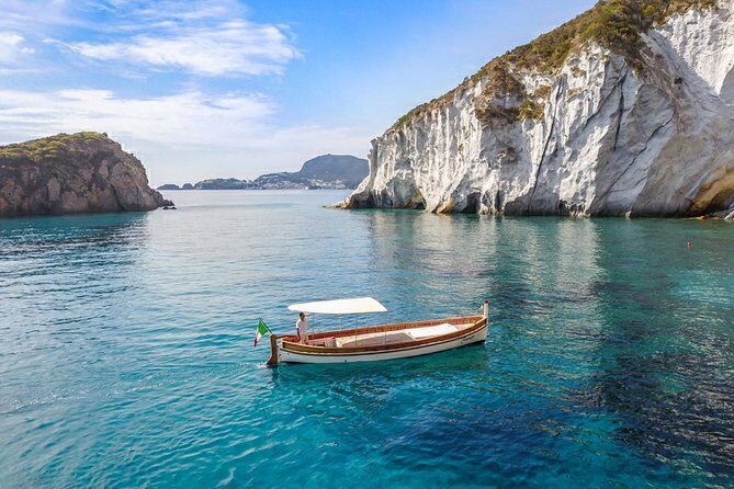 Ponza, boat trip on board the Zannone 1954 - The Bottom Line