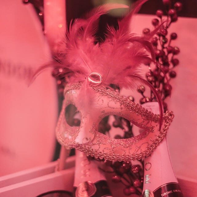 Porto: Cabaret & Pole Shows, offer a Glass of Champagne - Detailed Breakdown of the Experience