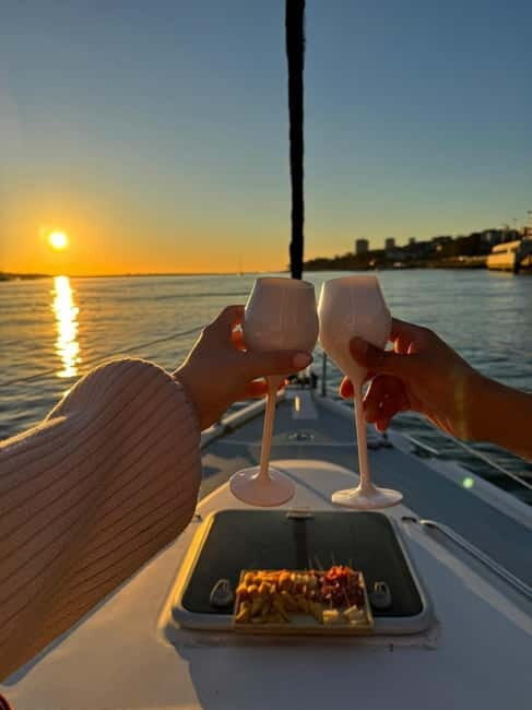 Porto Sunset: Sailboat Tour with Welcome Drink and snacks - Key Points