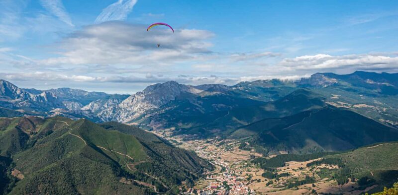 Potes: Paragliding in the Picos de Europa with professional pilots - Key Points
