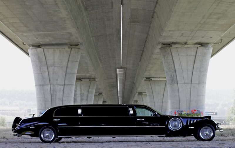 Prague: 1-Hour Vintage Limousine Rental - The Experience’s Social and Romantic Appeal