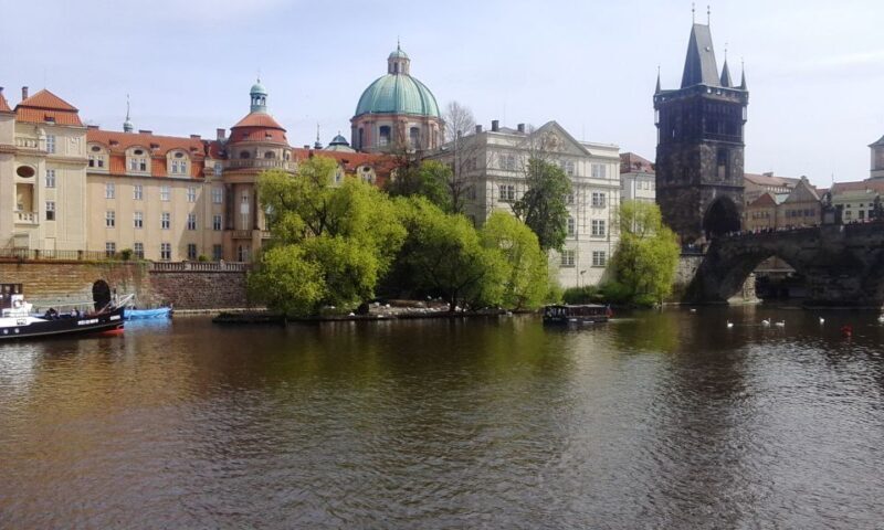Prague: 2-Hour Lunch Cruise on the Vltava River - Lunch and Culinary Highlights