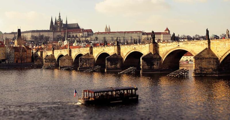 Prague: 2 hours city tour + 1 hour boat cruise - Prague: 2 Hours City Tour + 1 Hour Boat Cruise