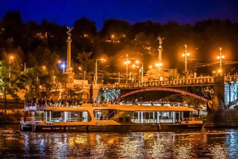 Prague: 50-Minute Sightseeing Evening Cruise - Experiences and Comfort on Board
