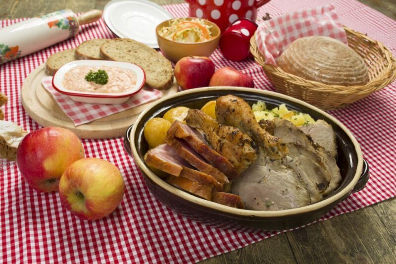 Prague: Folkloric Dinner Show with Unlimited Drinks - A Welcoming Night of Czech Culture and Cuisine