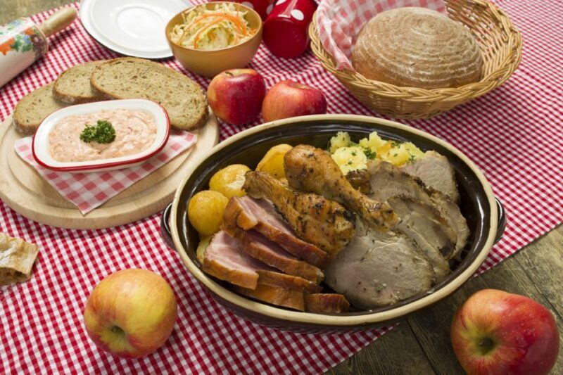 Prague: Folkloric Dinner Show with Unlimited Drinks - The Experience Duration and Logistics
