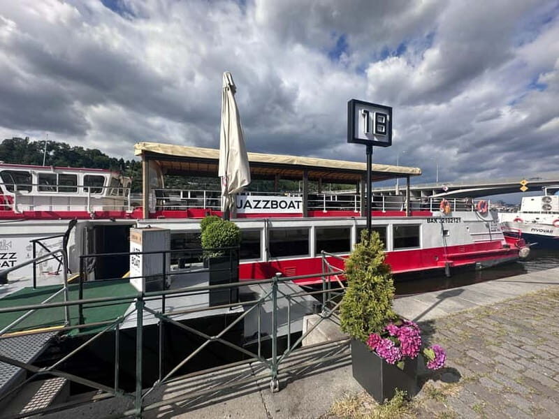 Prague: Jazz Boat Café: 1 hour city center jazz cruise - What to Expect on the Jazz Boat Café Cruise