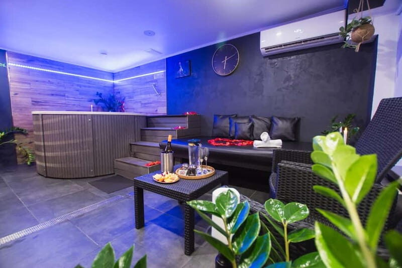 Prague: Modern Private Spa with Jacuzzi and Sauna - Key Points
