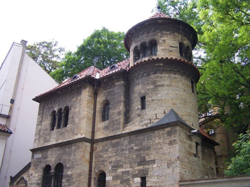 Prague: Old Town, Jewish Quarter & Astro Clock Walking Tour - The Experience in Detail