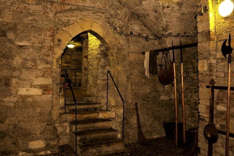 Prague Old Town, Underground and House of Alchemy Tour - Key Points