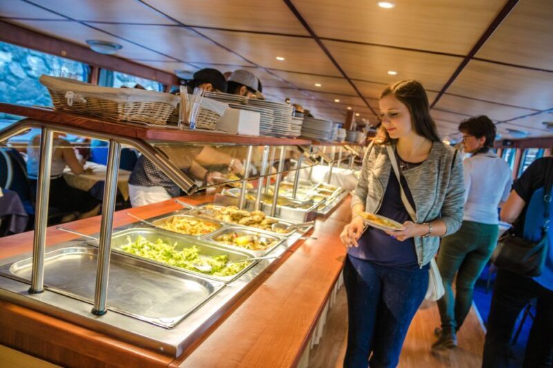Prague: Sightseeing Boat Cruise with Buffet Dinner - Key Points