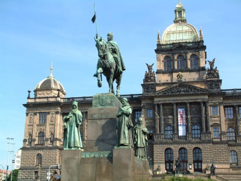 Prague Sightseeing Tour with Lunch - Key Points