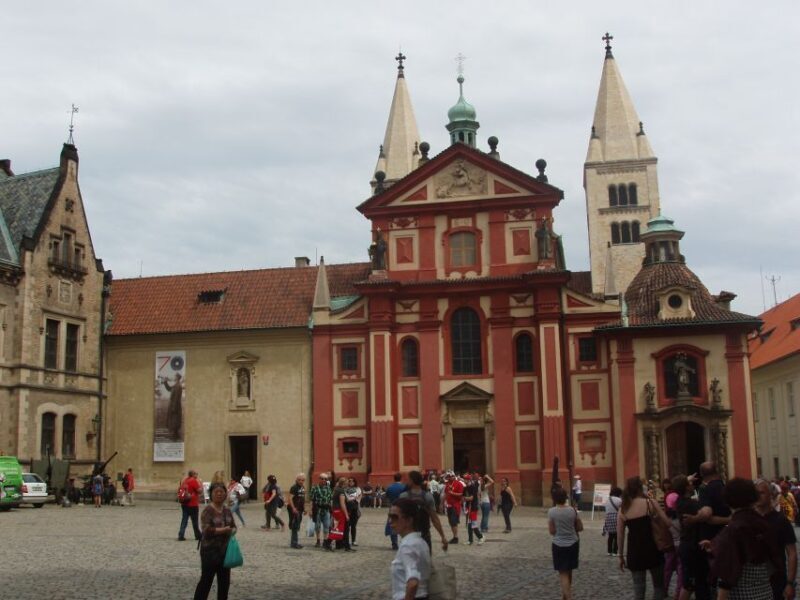 Prague: Tailored Sightseeing Tour in French - Key Points