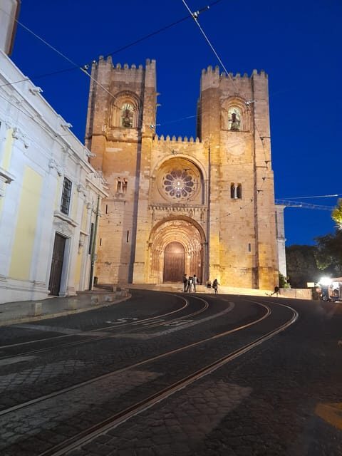 Privat Walking Tour in Alfama, Baixa, Chiado - FAQs