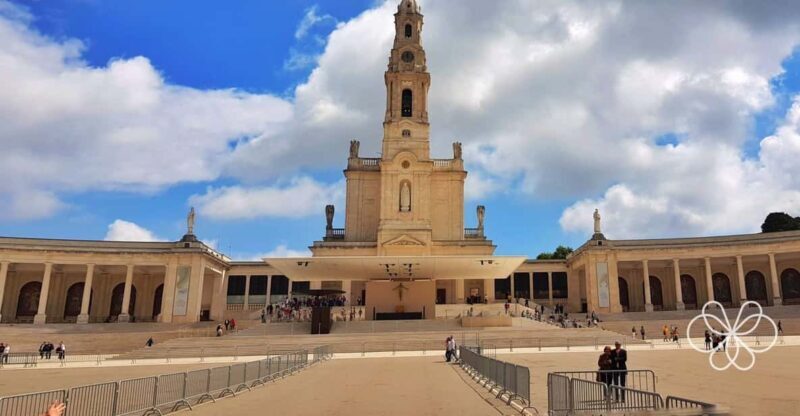 Private 1-Day Tour to Fátima Batalha Nazaré and Óbidos - Nazaré: Cliffside Charm and Coastal Views