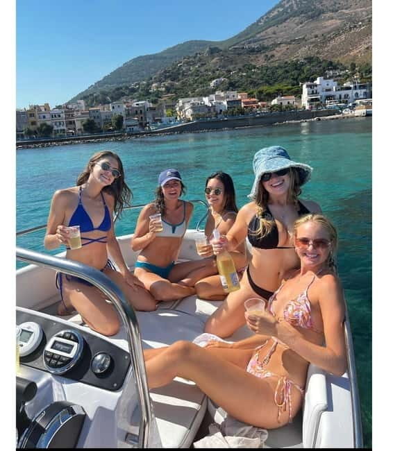 Private 4-hour speedboat tour (09:30-13:30) - Swim and Explore at Grotta dellOlio