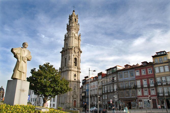 Private 4 hours tour of the "Main Monuments" in Oporto w/ pick up - Discovering Porto’s Central Heart: Praça da Batalha and Beyond