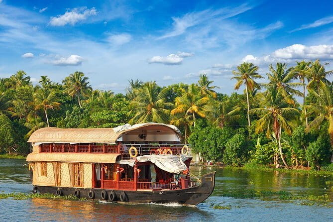 Private 7-Day Kerala Tour with Houseboat Cruise from Mumbai with 2-Way Flights - From Munnar to Thekkady: A Diverse Landscape