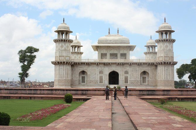 Private Agra Full Day Tour : Taj Mahal, Agra Fort and Baby Taj - The Journey: From Delhi to Agra