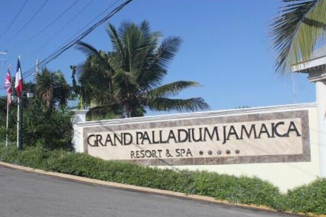 Private Airport Transfer To And From Grand Palladium - Key Points