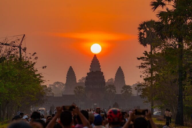 Private Angkor Wat Sunrise Guide Tour include Breakfast and Snack - Who Should Consider This Tour?