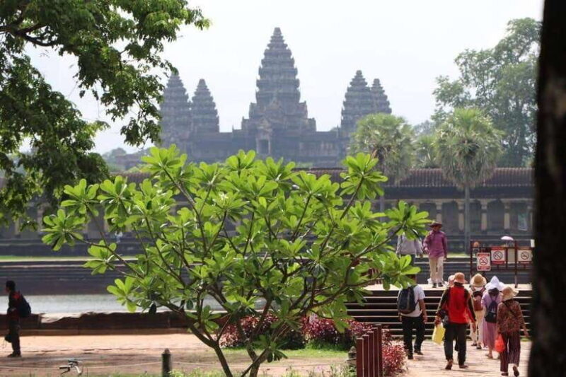 Private Angkor Wat Sunset Tour with Lunch and Snack Included - Exploring Angkor Thom: The Faces of Bayon and the Victory Gate