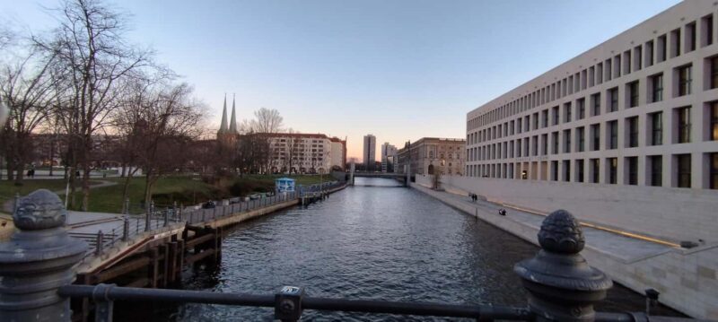 Private Berlin by Evening/Night Minivan, Driver aand Guide - Key Points