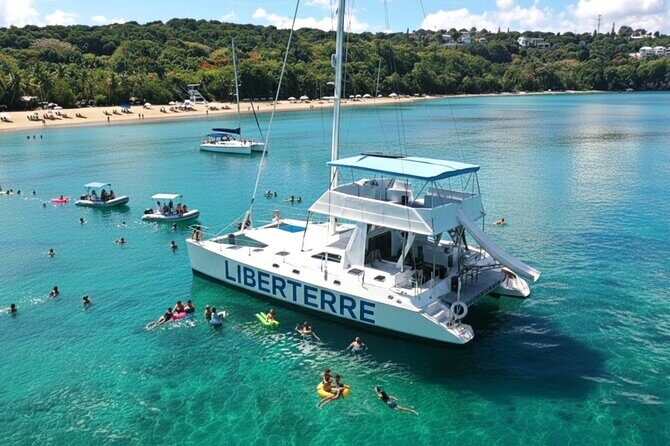 Private Boat for groups up to 15 people with jacuzzi and Lunch - Key Points