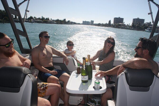 Private Boat: Island Cruise and Dolphins - The Value of a Personalized Boat Adventure