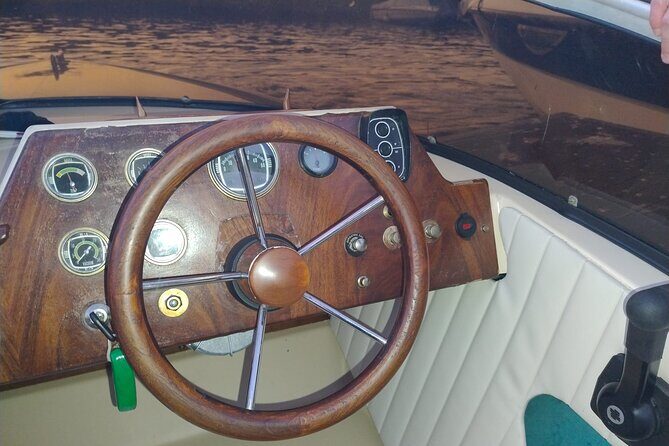 Private boat tour Como wood classic boat - Exploring Lake Como in Style: A Closer Look