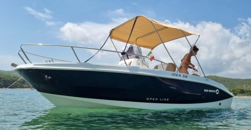 Private boat tour of the coast with swimming stop. - Key Points