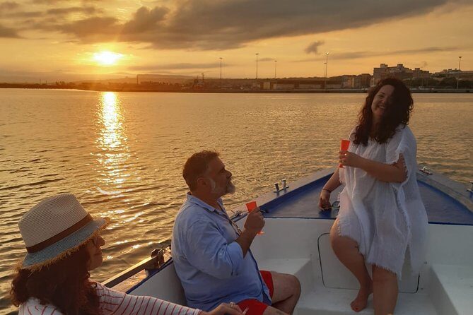 Private boat tour with prosecco and fresh fruit - Key Points