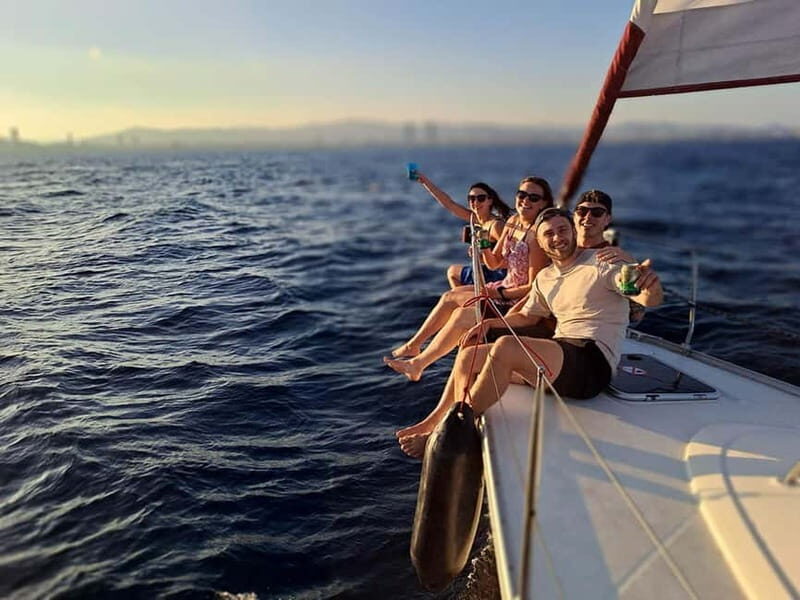 Private boat with open bar and snacks - Key Points
