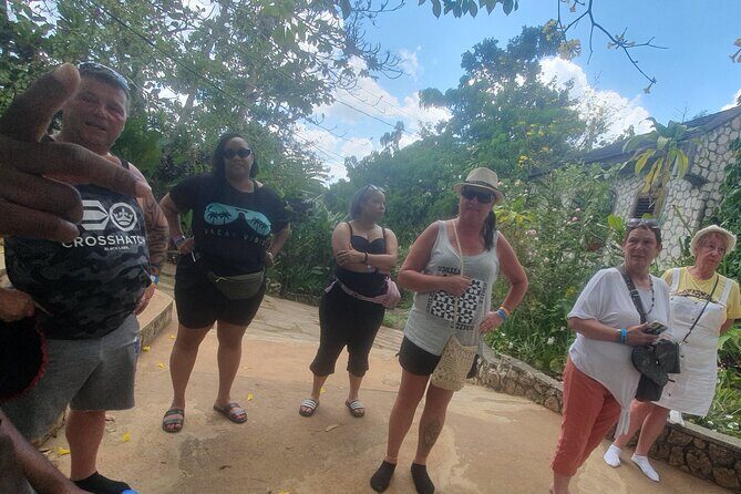 Private Bob Marley 9 Miles / Duns River fall entry fee includes - FAQ