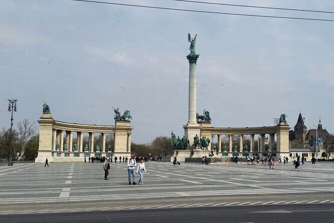 Private car or minivan transfer from Budapest to Prague or back - The Sum Up