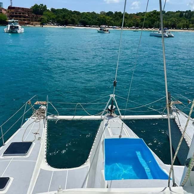 Private catamaran for groups with Lunch & Drinks - The Culinary Experience: BBQ and Drinks on Deck