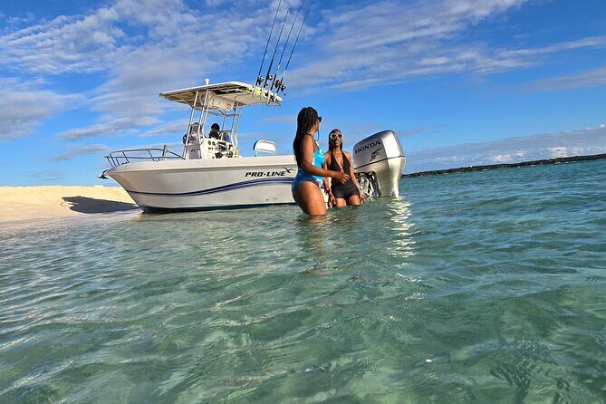 Private Center Console Boat for Sailing Bahamas Clear Waters - Key Points