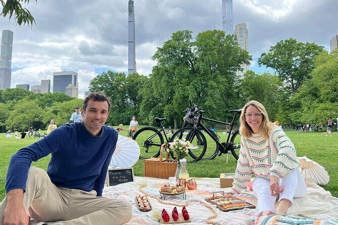 Private Central Park Bike Tour and Luxurious Picnic - Discovering Central Park on Two Wheels