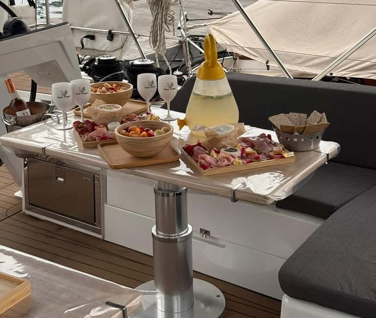 Private cruise departing from the old port of Cannes around the Lérins Islands - Key Points